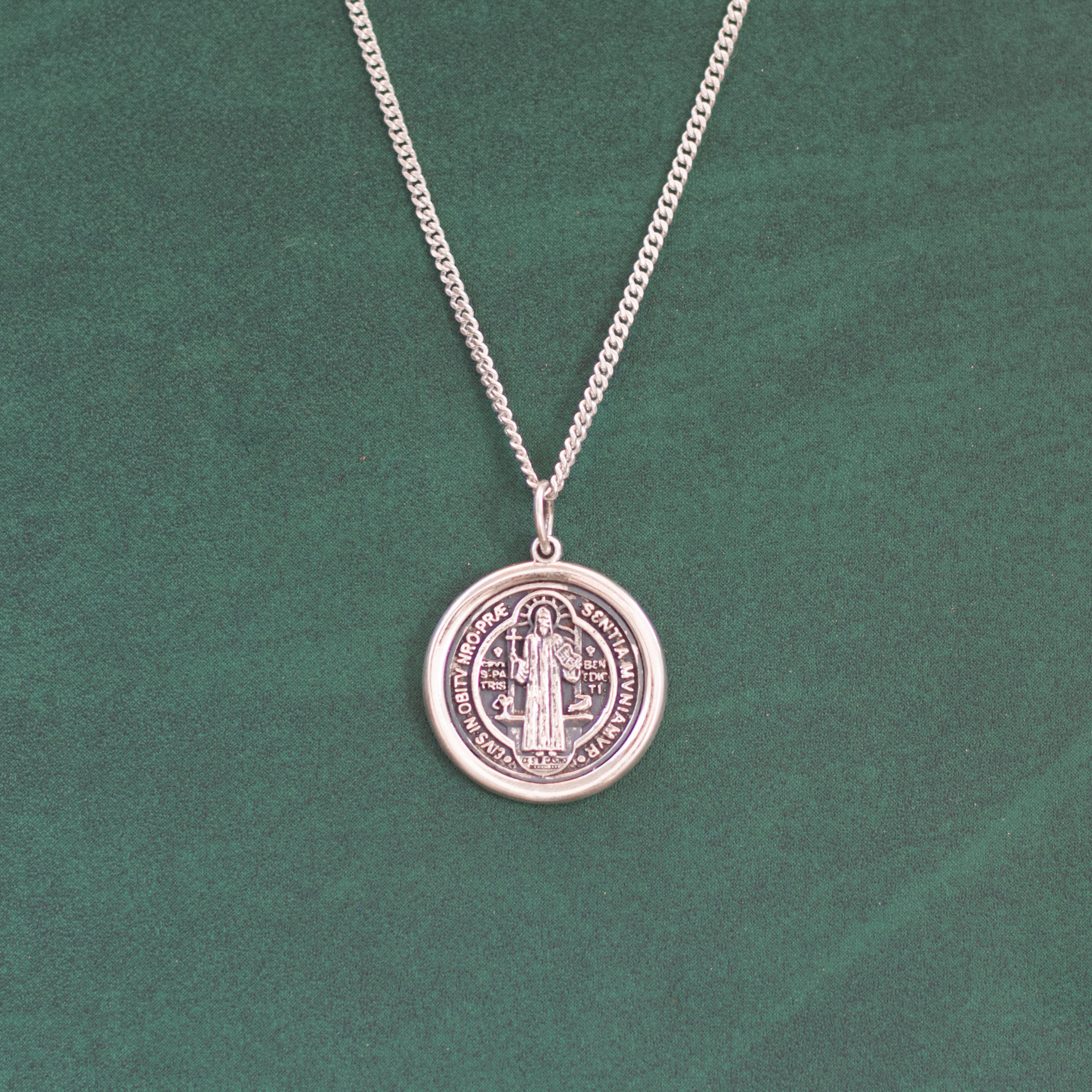 Collar San Benito en Plata: Protección y Elegancia | The Vintage Jewelry